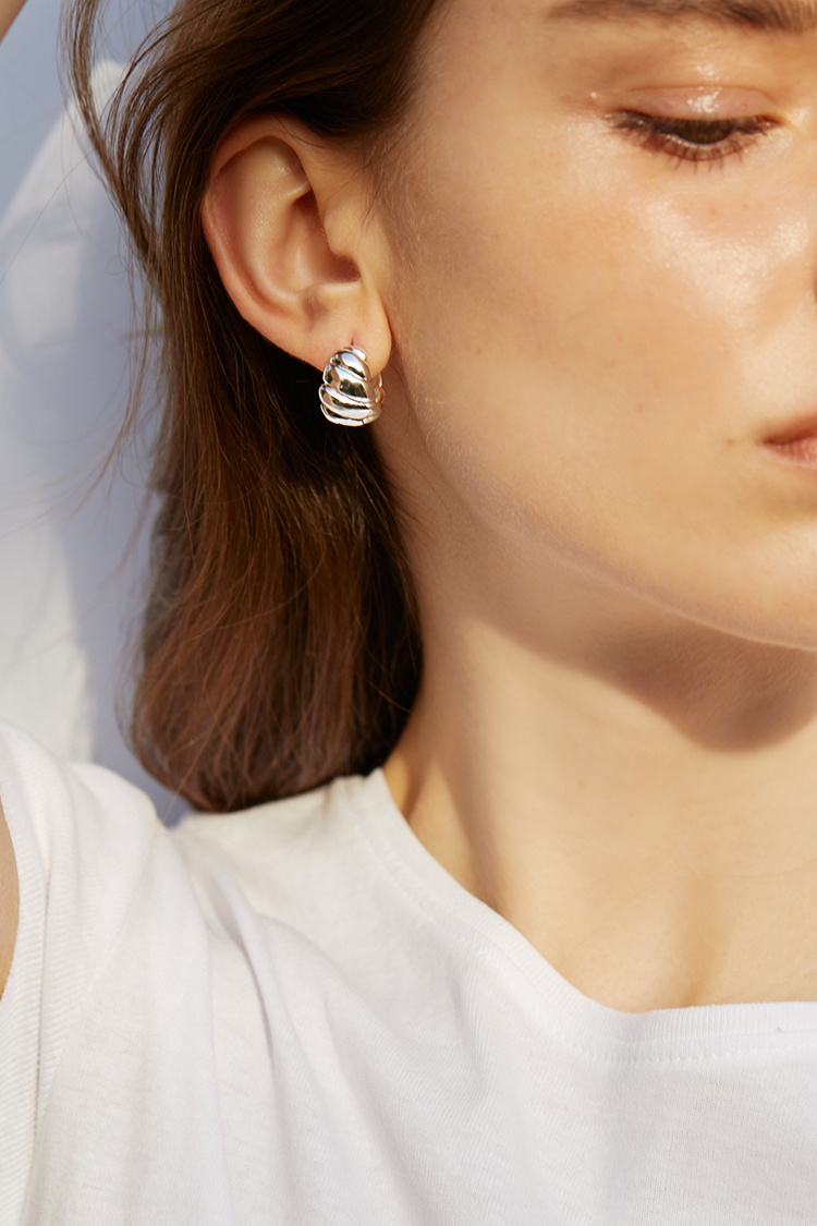 Via Hug Earrings - Silver : JUSTLOVER