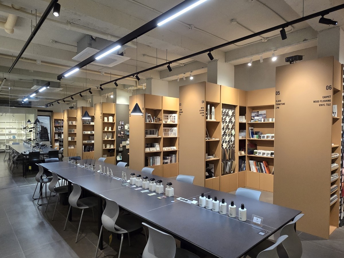 HiRAUM showroom & material room in Loft works office : 프로젝트