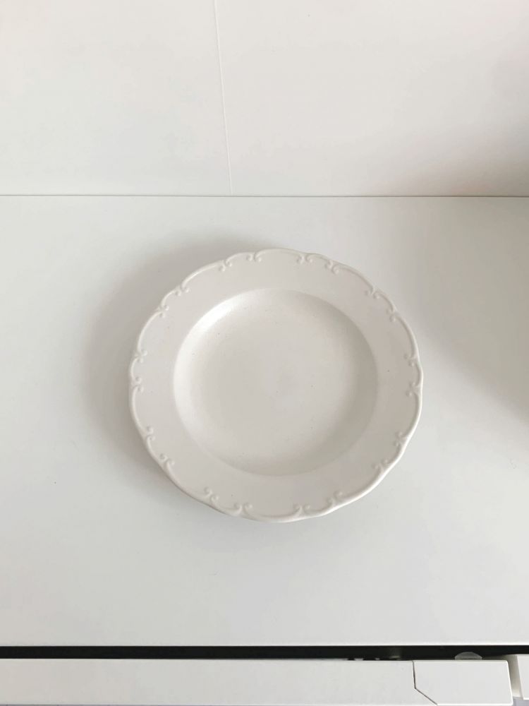 Vintage White Plate : ARTEVO