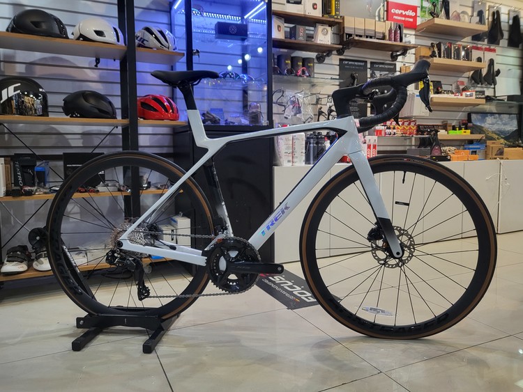 트렉 신형 마돈 8세대 sl6 105 di2 White Prismatic 2025년식 : sevenbike