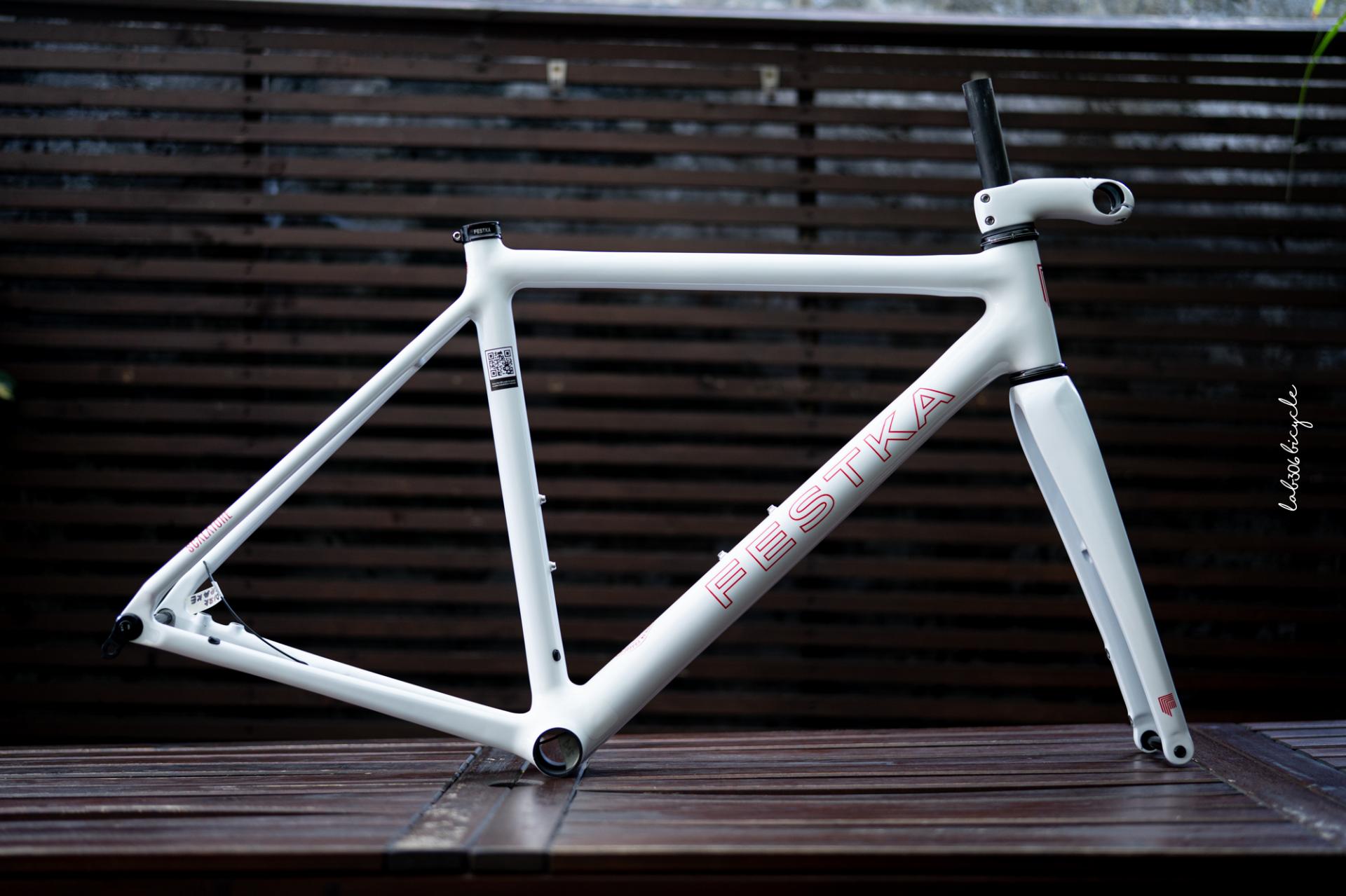 Frameset | Snow White + Absolute Red : Festka Lookbook