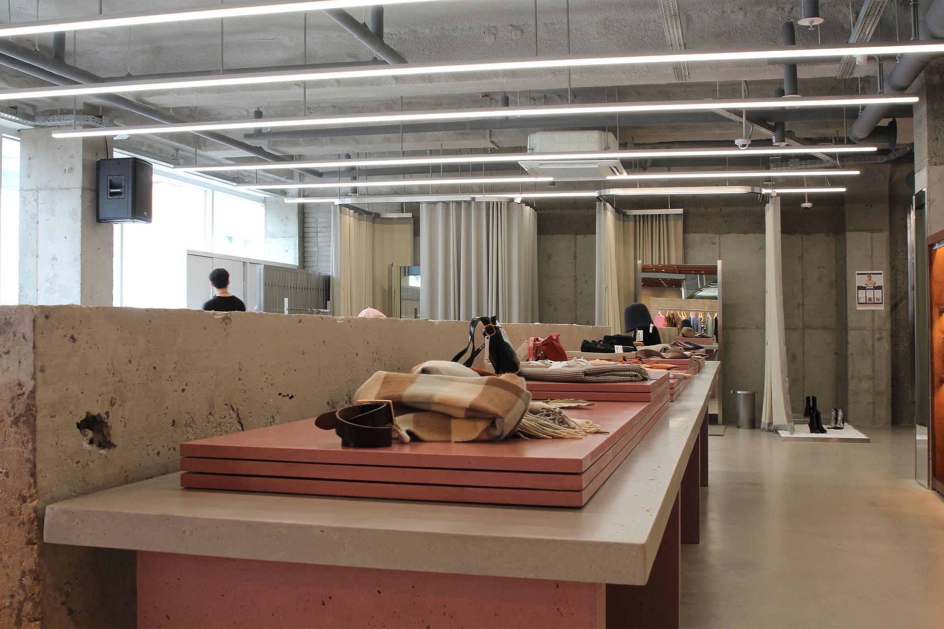 STYLENANDA Flagship Store 2F (Hongdae) : UHPC 디자인 콘크리트 디크리트