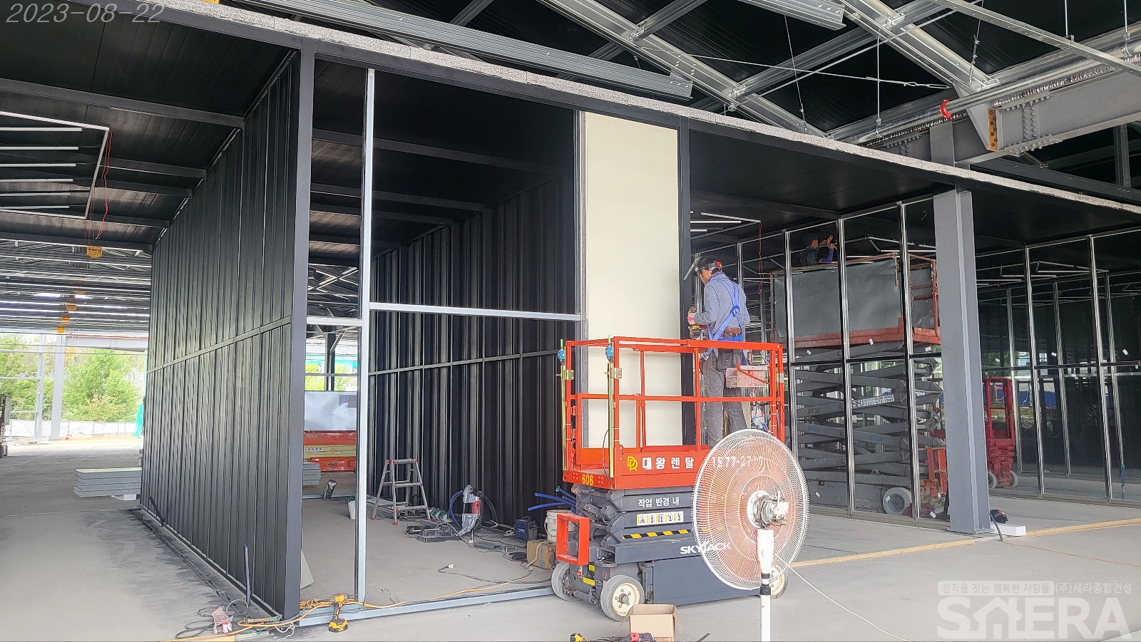 화성시 자동차관련시설(8/22) 세차기계실 판넬시공 및 조명설치, 소방 배관 맟 전선관 설치작업등 : 정직을 짓는 세라하우징