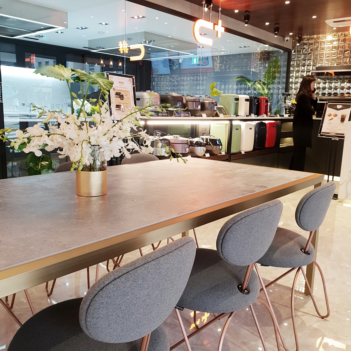 쿠첸체험센터에 전시된 marmo loop dining chair : 링크플레이스 Linkplace