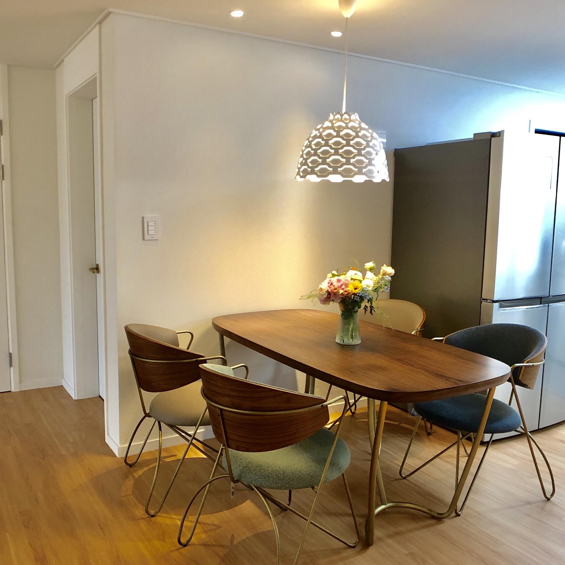 LOOP DINING TABLE 1600 (Walnut)