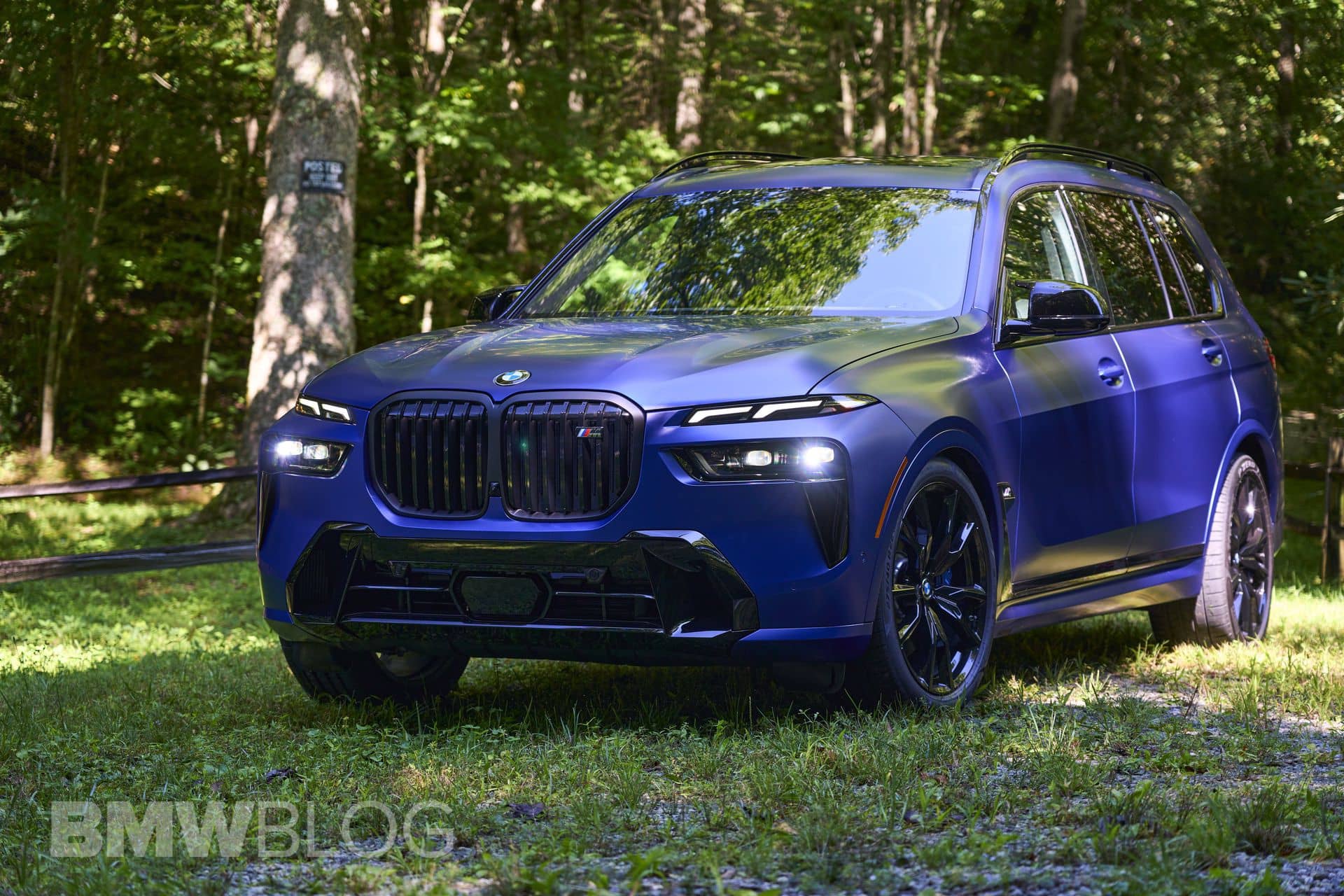 프로즌 마리나 베이 블루 칼라의 BMW X7 M60i : BMW의 모든 뉴스를 제공합니다