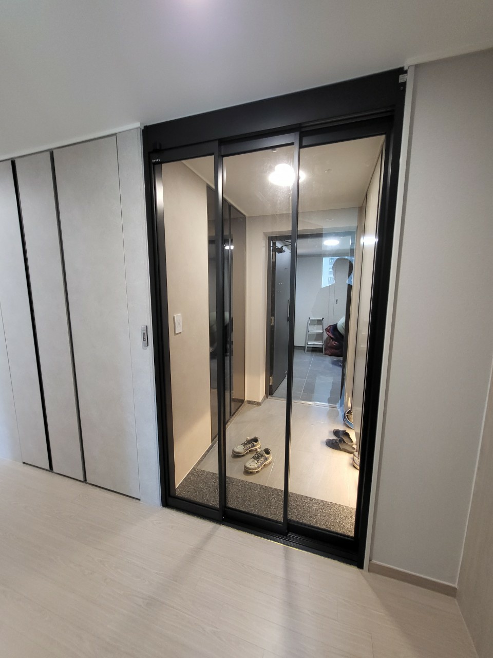 광양푸르지오 자동초슬림3연동 메탈블랙 브론즈 1240*2300 : 한화하우징