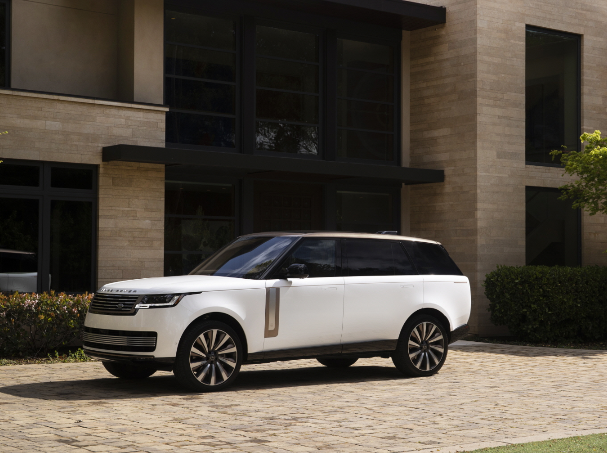 재규어 랜드로버 코리아가 랜드로버 플래그십 럭셔리 Suv 올 뉴 레인지로버를 섬세하게 재해석해 단 한 명의 고객을 위해 커스터마이즈한 올 뉴 레인지로버 Sv를 국내 공식