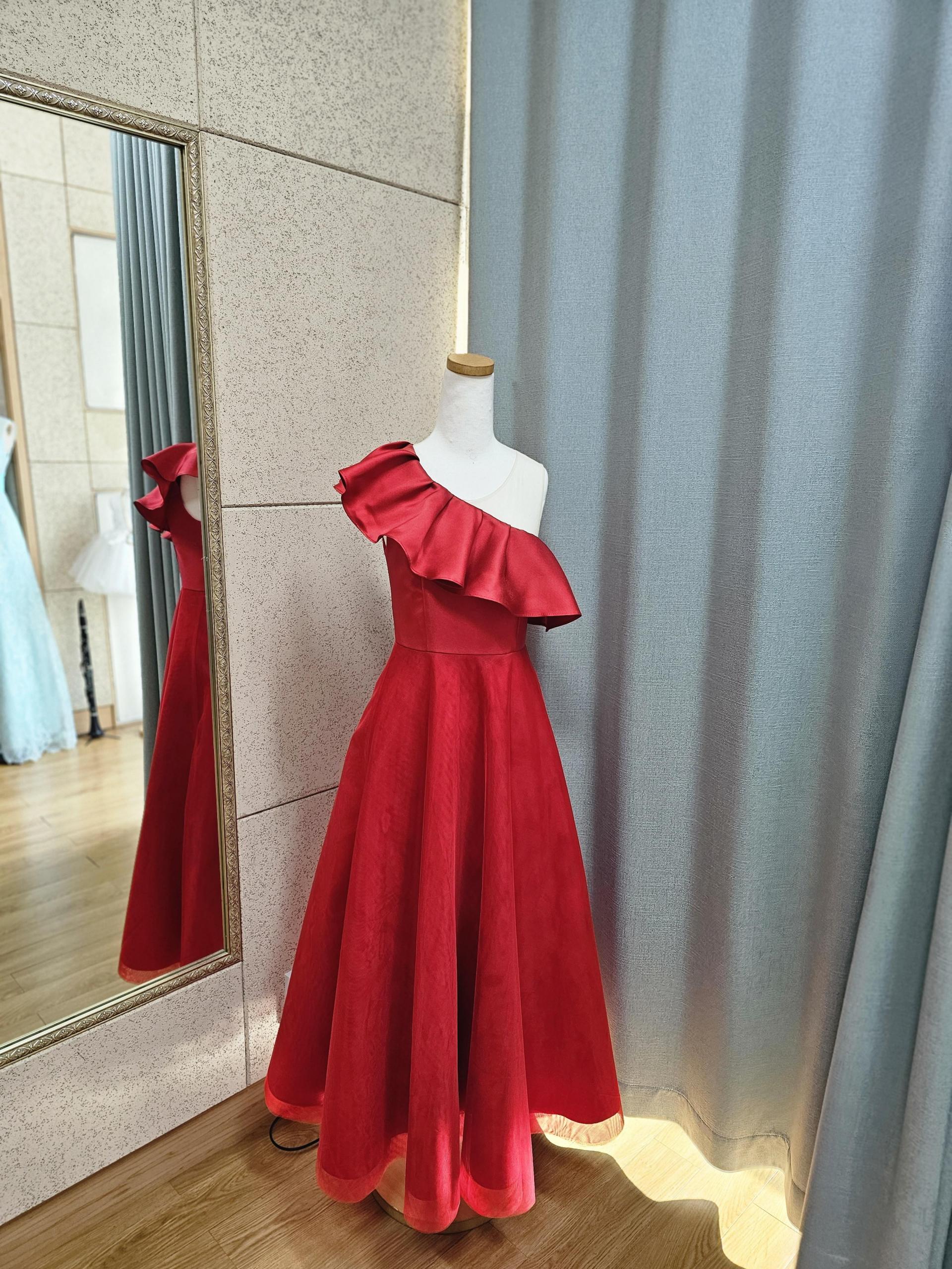 레드언발드레스