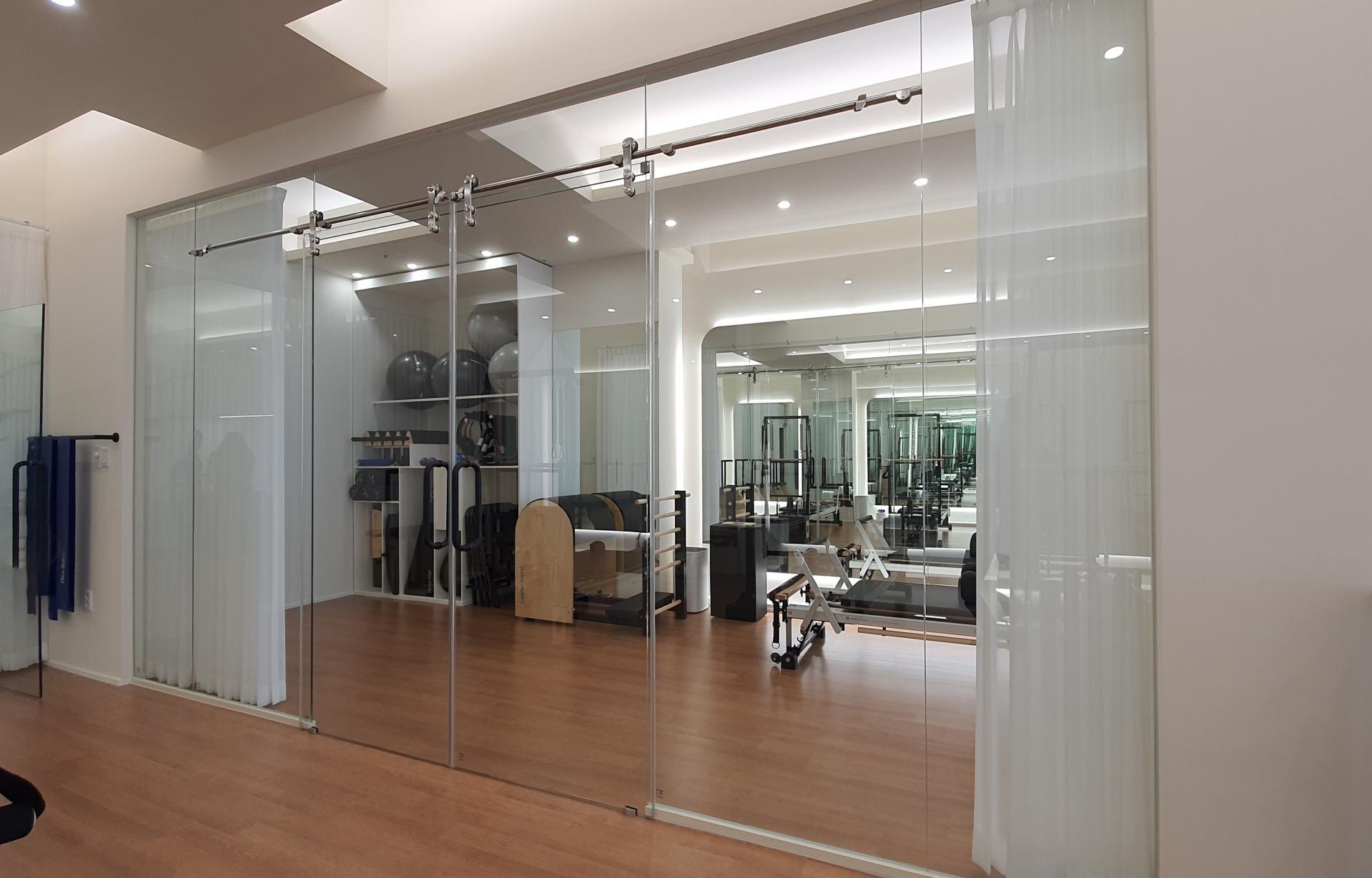 [유리슬라이딩도어] 용인 필라테스 슬라이딩도어 시공 : Glass Partition
