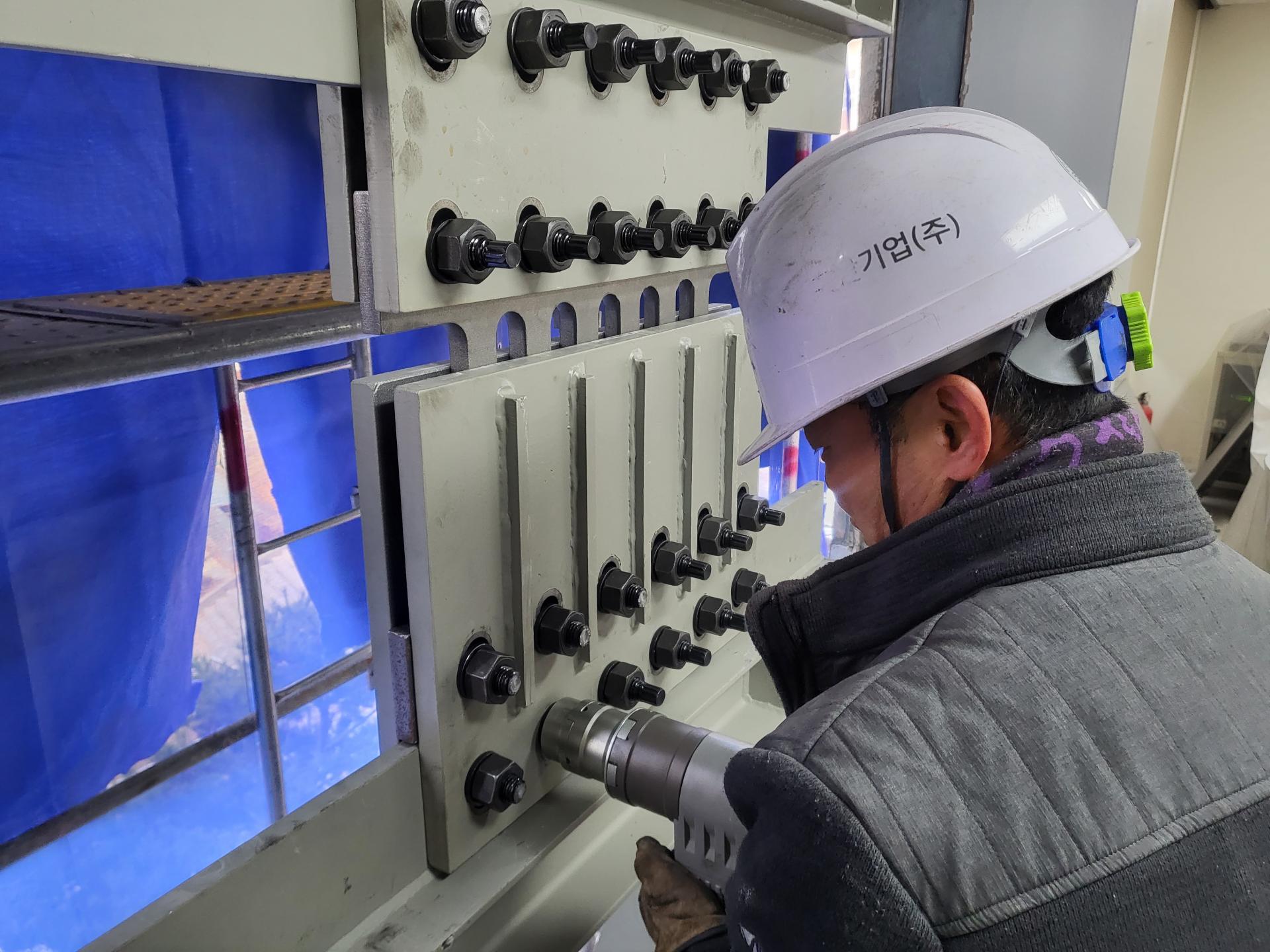 철골구조 내진보강(Retrofit of Steel Structure Building using Steel Dampers) : KISEC - R&D / Project