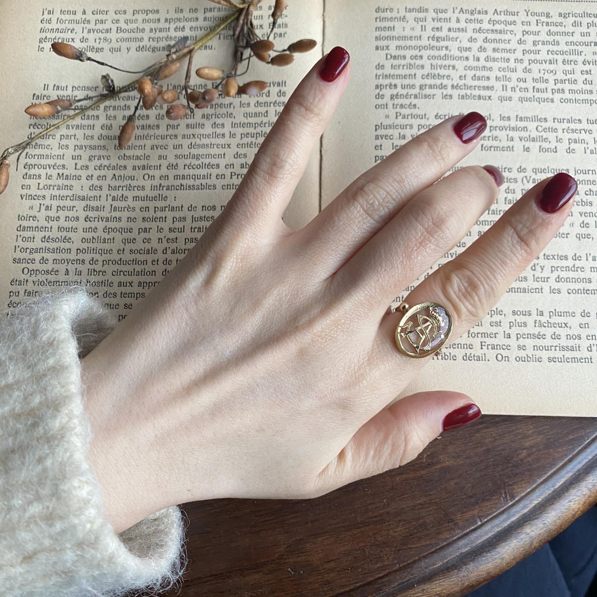 Emblem Ring with Viatage glass : Jamie collections