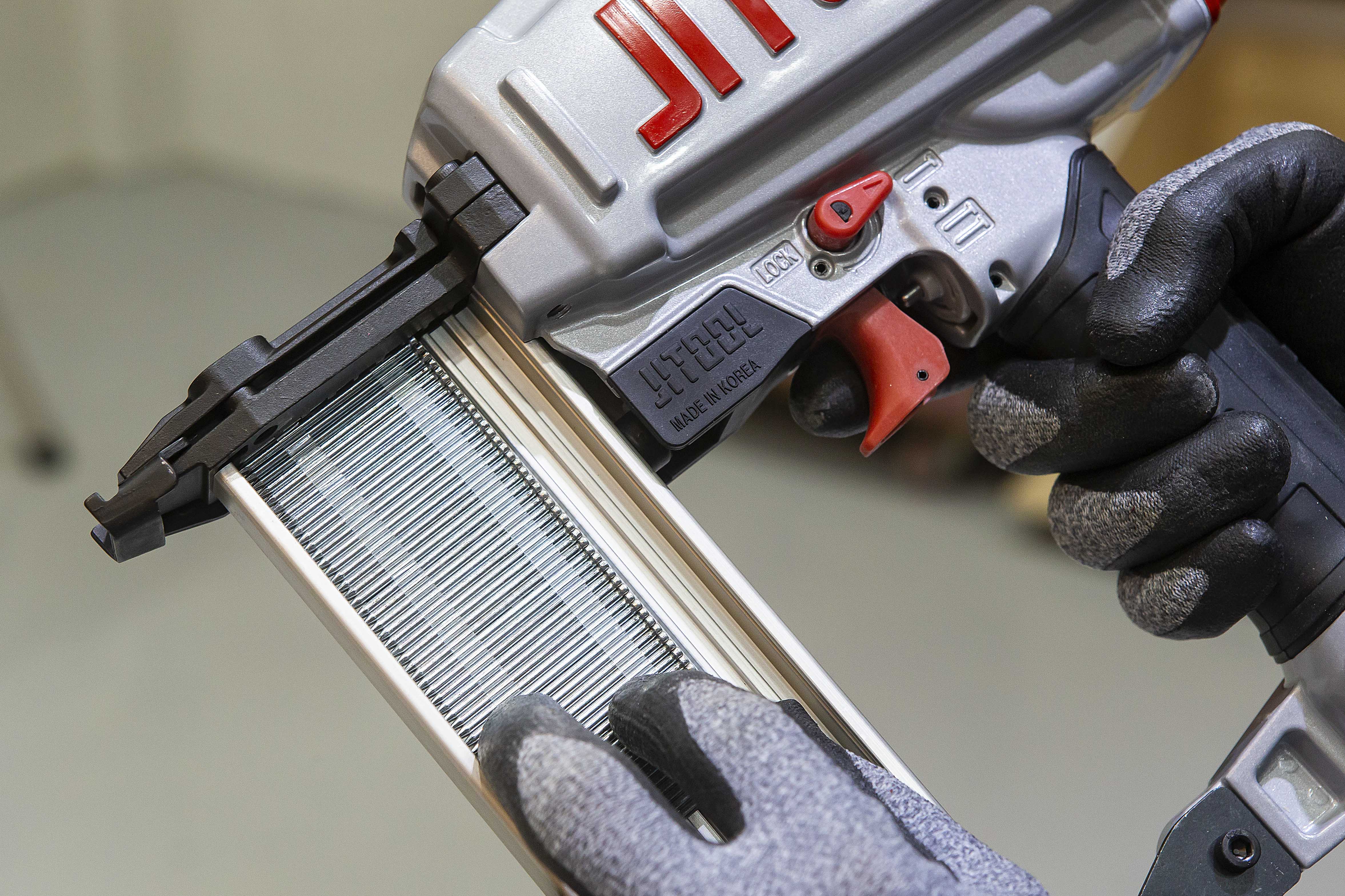 [CT64] 콘크리트에 목재를 고정해 주는 매우 중요하고 유일한 타카 : 타카_인테리어 목수가 핵심적으로 사용하는 공구 LIST!