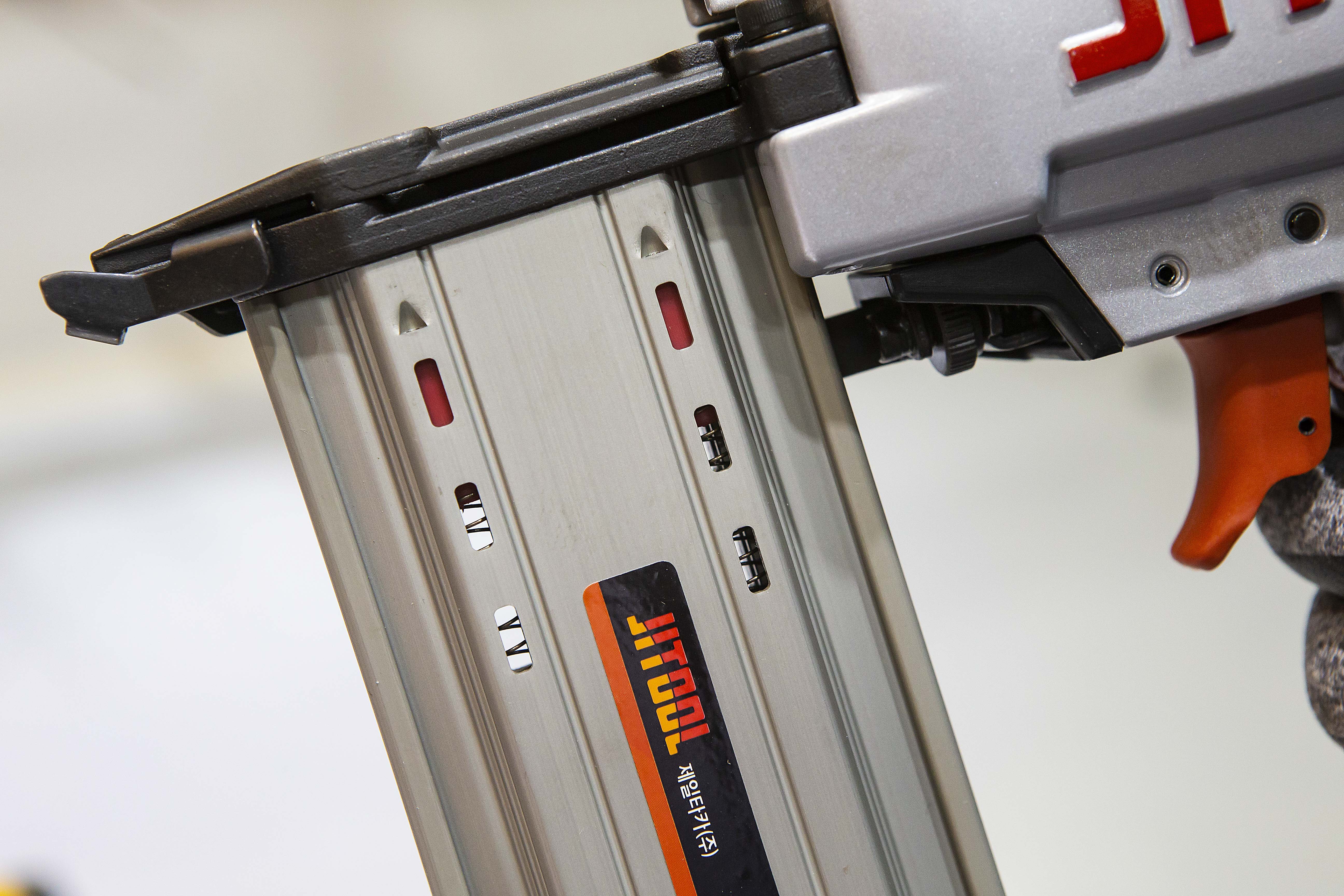 [BN16/64] 천장틀과 벽체틀 작업에 특화된 타카 : 타카_인테리어 목수가 핵심적으로 사용하는 공구 LIST!