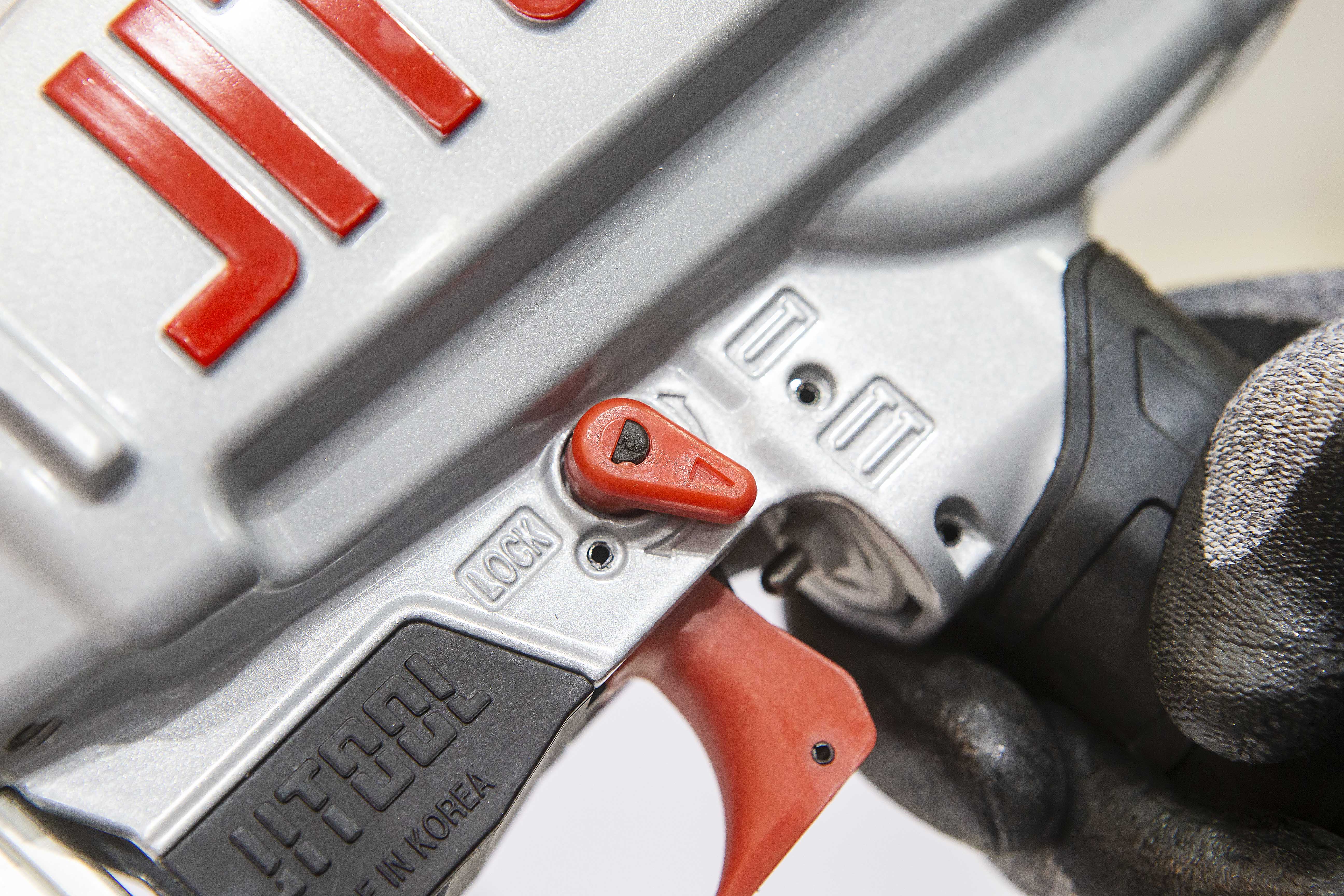 [CT64] 콘크리트에 목재를 고정해 주는 매우 중요하고 유일한 타카 : 타카_인테리어 목수가 핵심적으로 사용하는 공구 LIST!