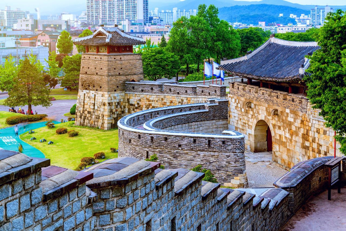 Go back in time at the Suwon Hwaseong Fortress : Korea Tour Planner