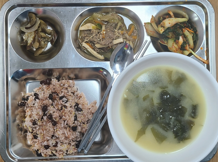 2022년10월16일(석식) : 잡곡밥,들깨미역국,소불고기,가지나물,얼갈이겉절이