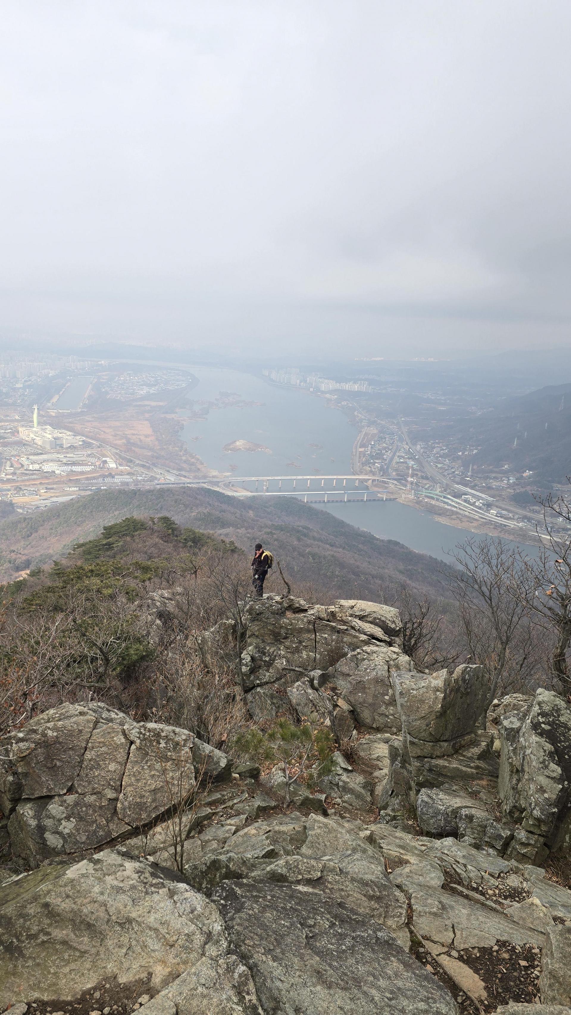 사)한국연극협회산악대 285차는 번개팅으로 현천행 이창원과 동행 하남시 검단산(657m) 겨울 산행-2025년12월10일(수)- 대중교통 등산코스 : 서울연극협회 › 자유게시판