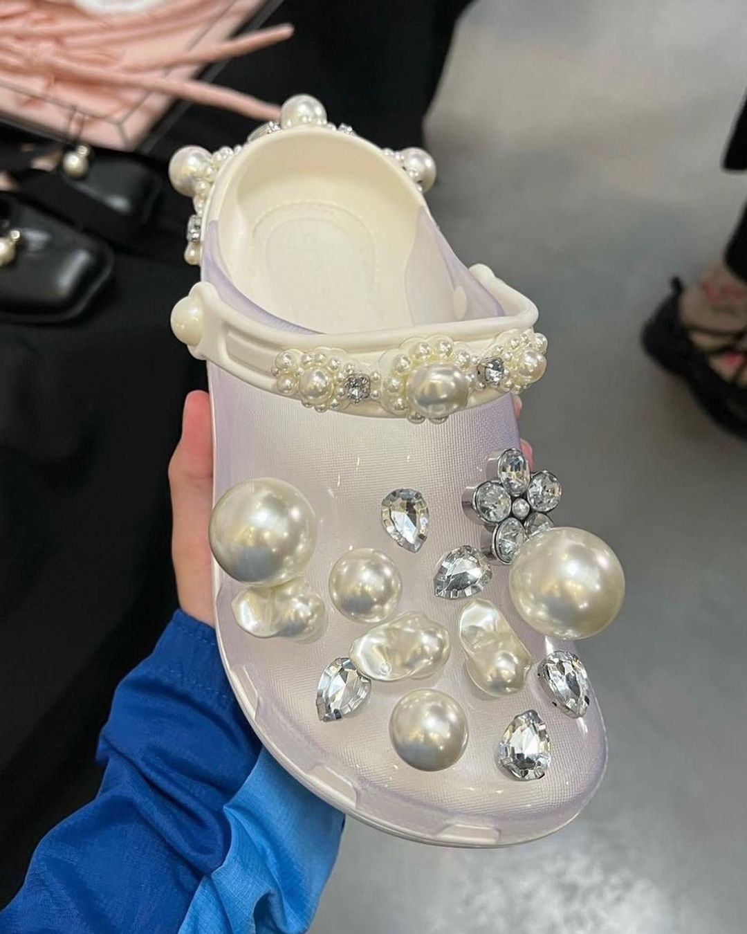 Simon Rocha X Crocs의 콜라보레이션 🎀 : 데패뉴 | 트렌드&스타일링