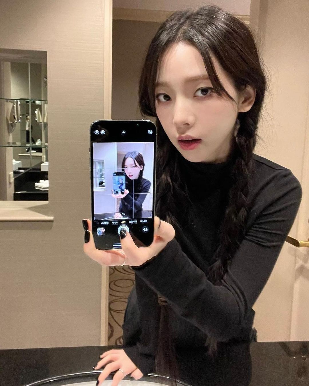 핸드폰 거울 셀피 트렌드: 국내 셀럽 편 🤳🏻🪞 : 데패뉴 | 트렌드&스타일링