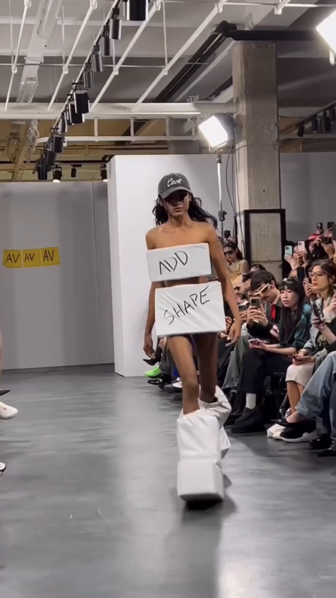 튀어야 사는 요즘 런웨이 😏 : 데일리패션뉴스 - dafanew