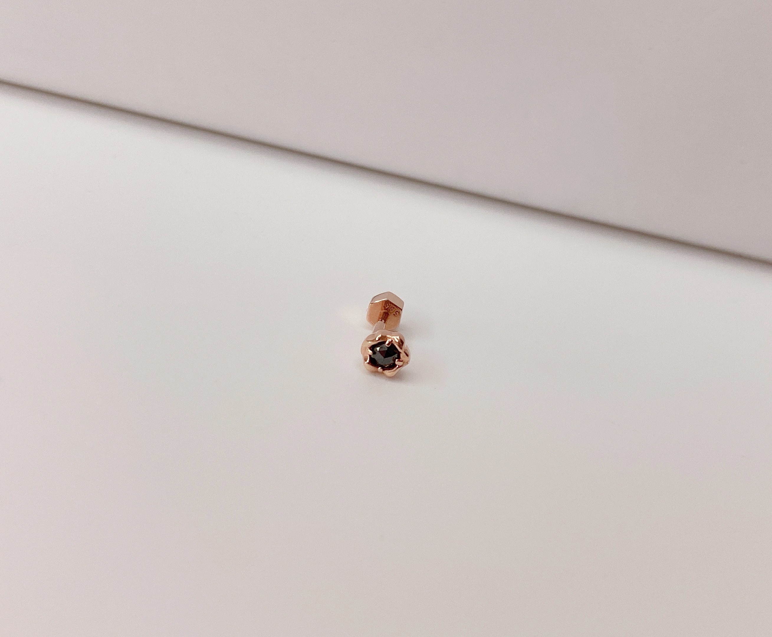 블랙 러프D 피어싱 : 어메종 Aumaison | 매일 착용하는 클래식 & 프리미엄 주얼리