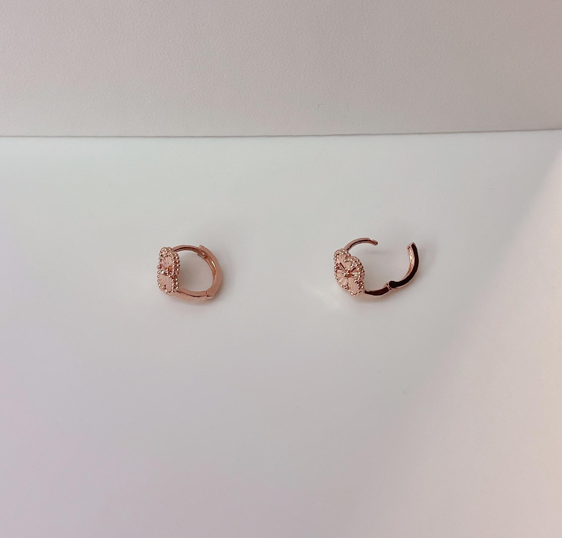 컷팅 클로버 귀걸이 - SM : 어메종 Aumaison | 매일 착용하는 클래식 & 프리미엄 주얼리