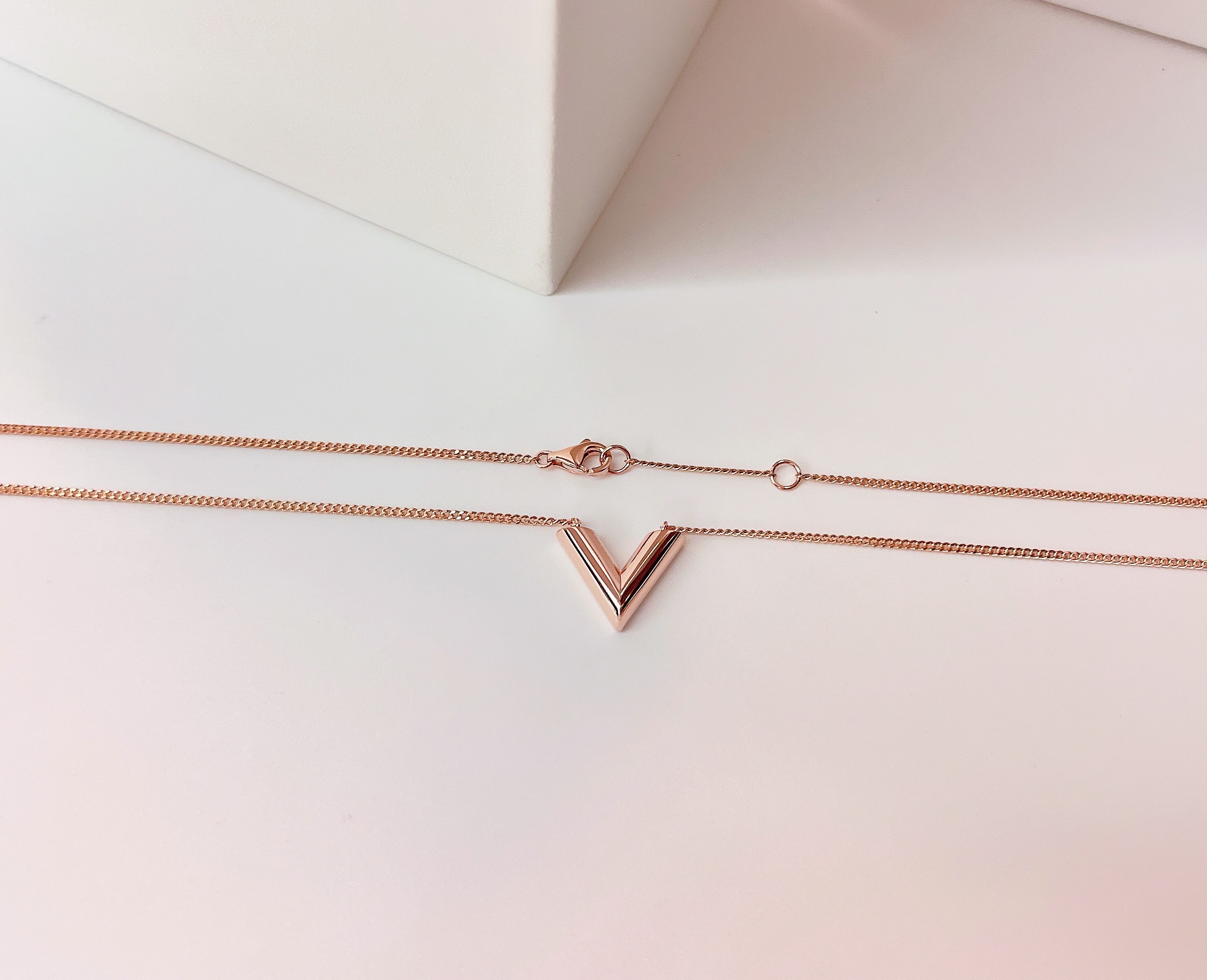 브이 목걸이 : 어메종 Aumaison | 매일 착용하는 클래식 & 프리미엄 주얼리