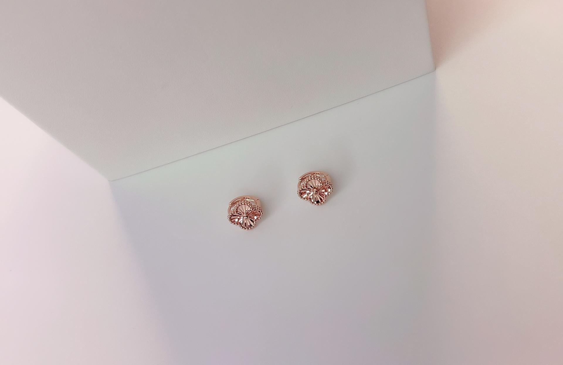 컷팅 클로버 귀걸이 - LG : 어메종 Aumaison | 매일 착용하는 클래식 & 프리미엄 주얼리