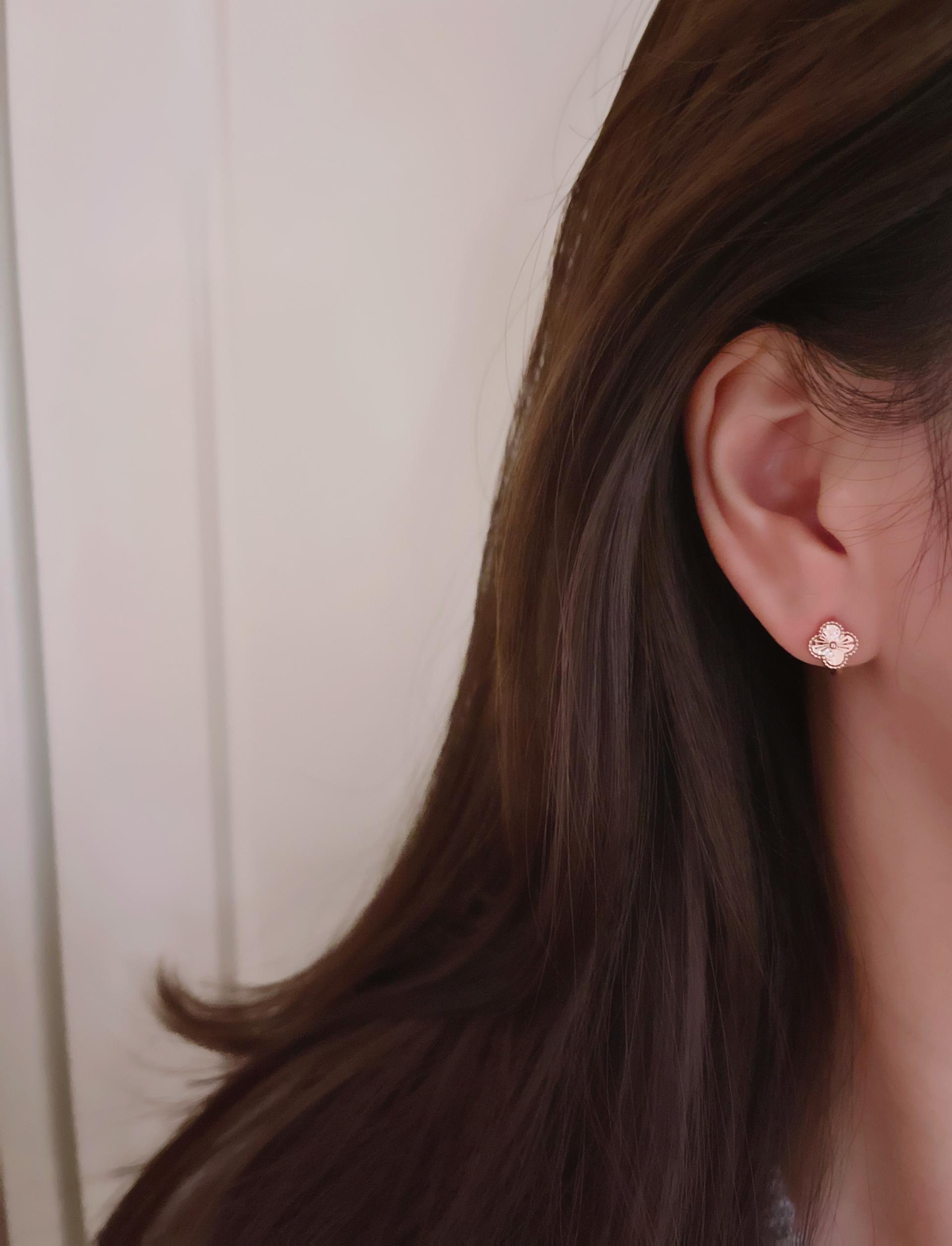 컷팅 클로버 귀걸이 - SM : 어메종 Aumaison | 매일 착용하는 클래식 & 프리미엄 주얼리