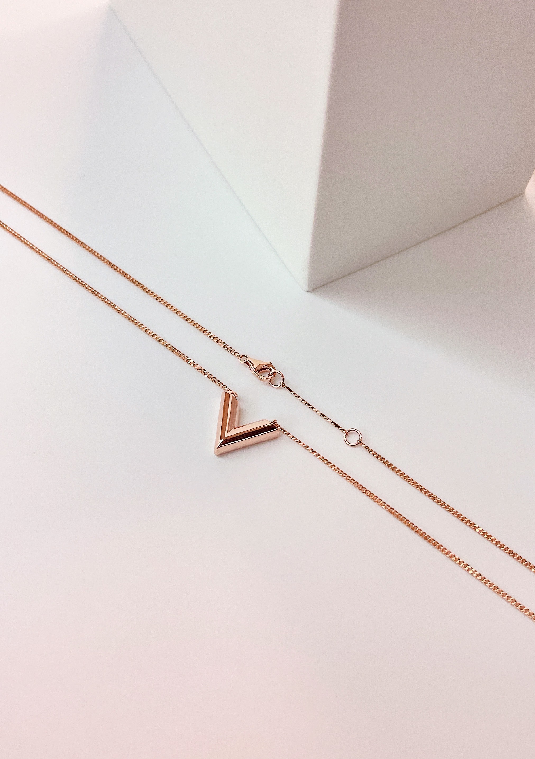 브이 목걸이 : 어메종 Aumaison | 매일 착용하는 클래식 & 프리미엄 주얼리