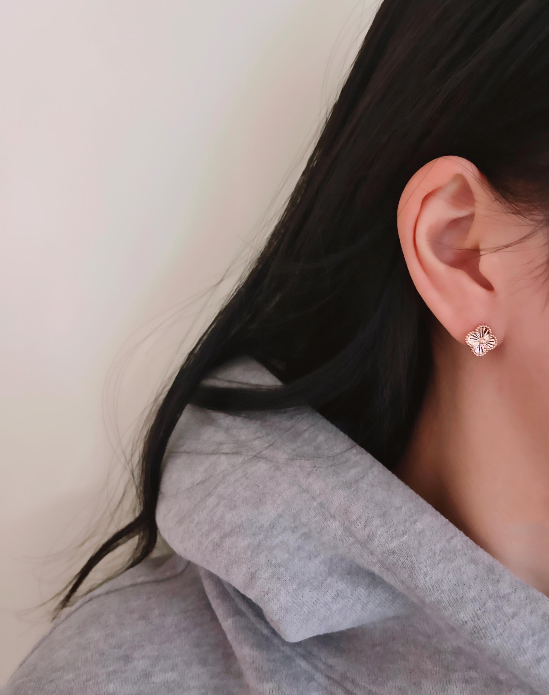 컷팅 클로버 귀걸이 - LG : 어메종 Aumaison | 매일 착용하는 클래식 & 프리미엄 주얼리