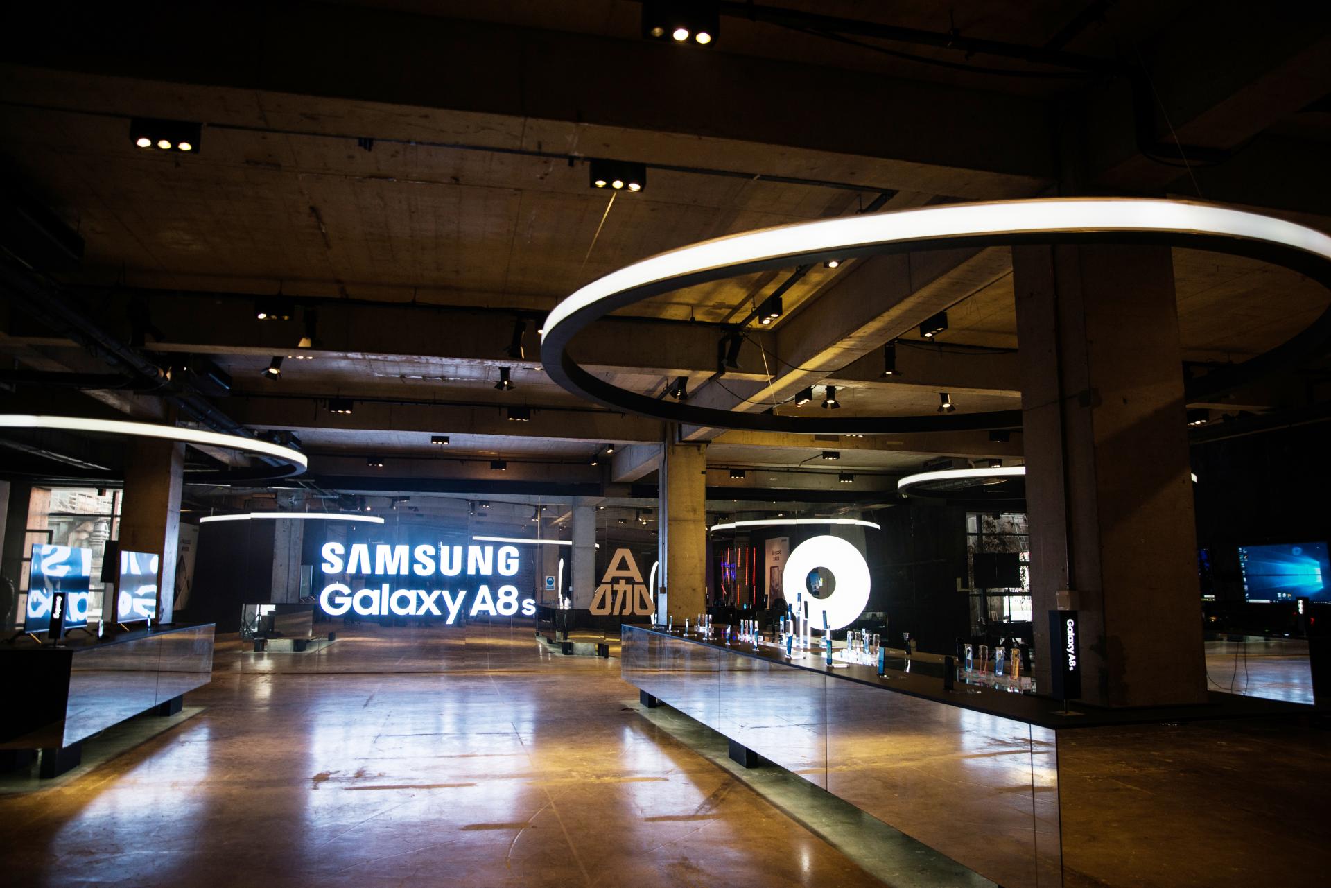 SAMSUNG A8S Launching in Beijing 2018, China : 자카란다디자인